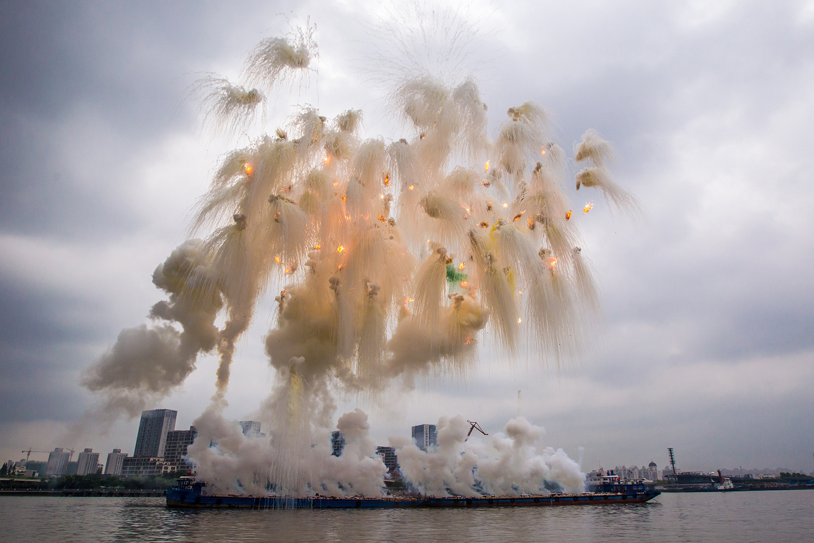 Cai Guo-Qiang’s massive 8min explosive performance made citizens call ...