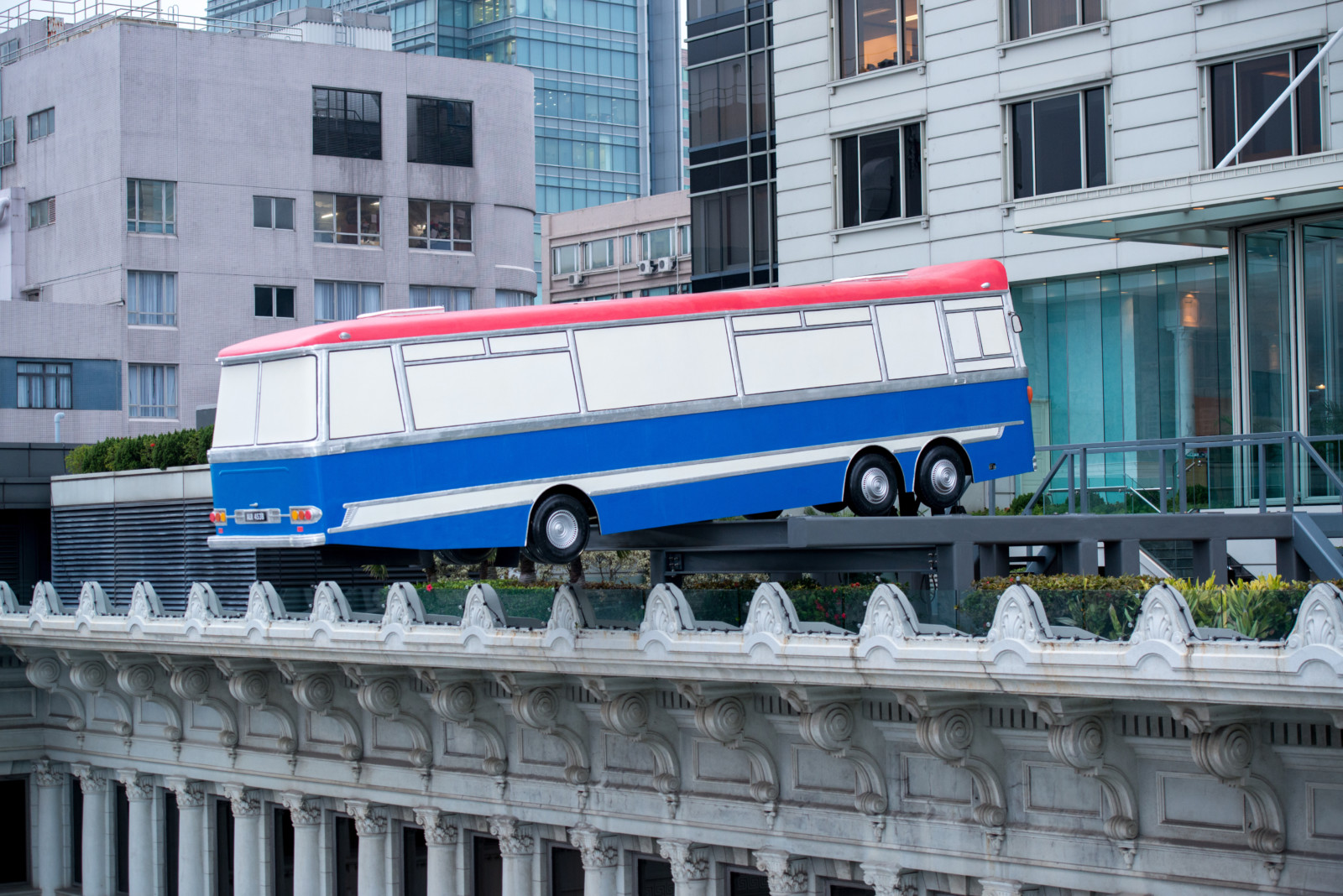 Richard Wilson & The Italian Job – Is this bus falling off a roof?
