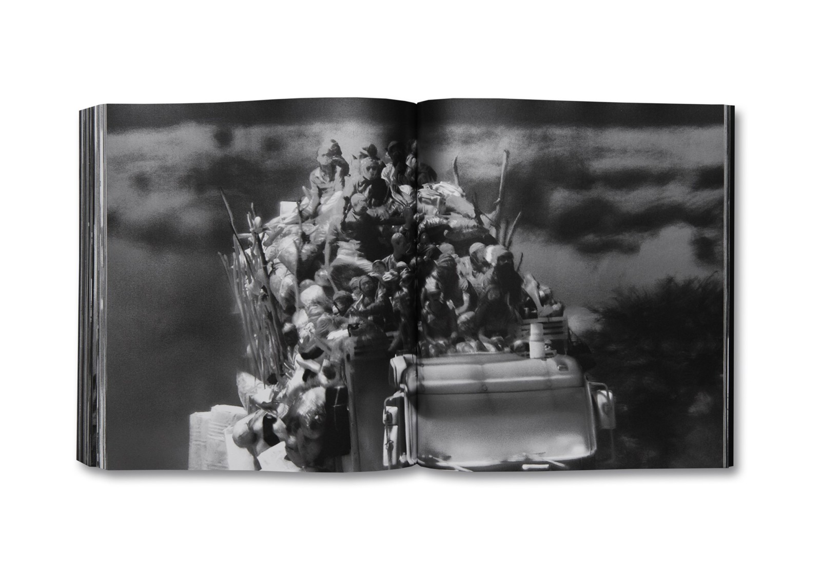 Richard Mosse’s Incoming – A military-grade camera & Migrants