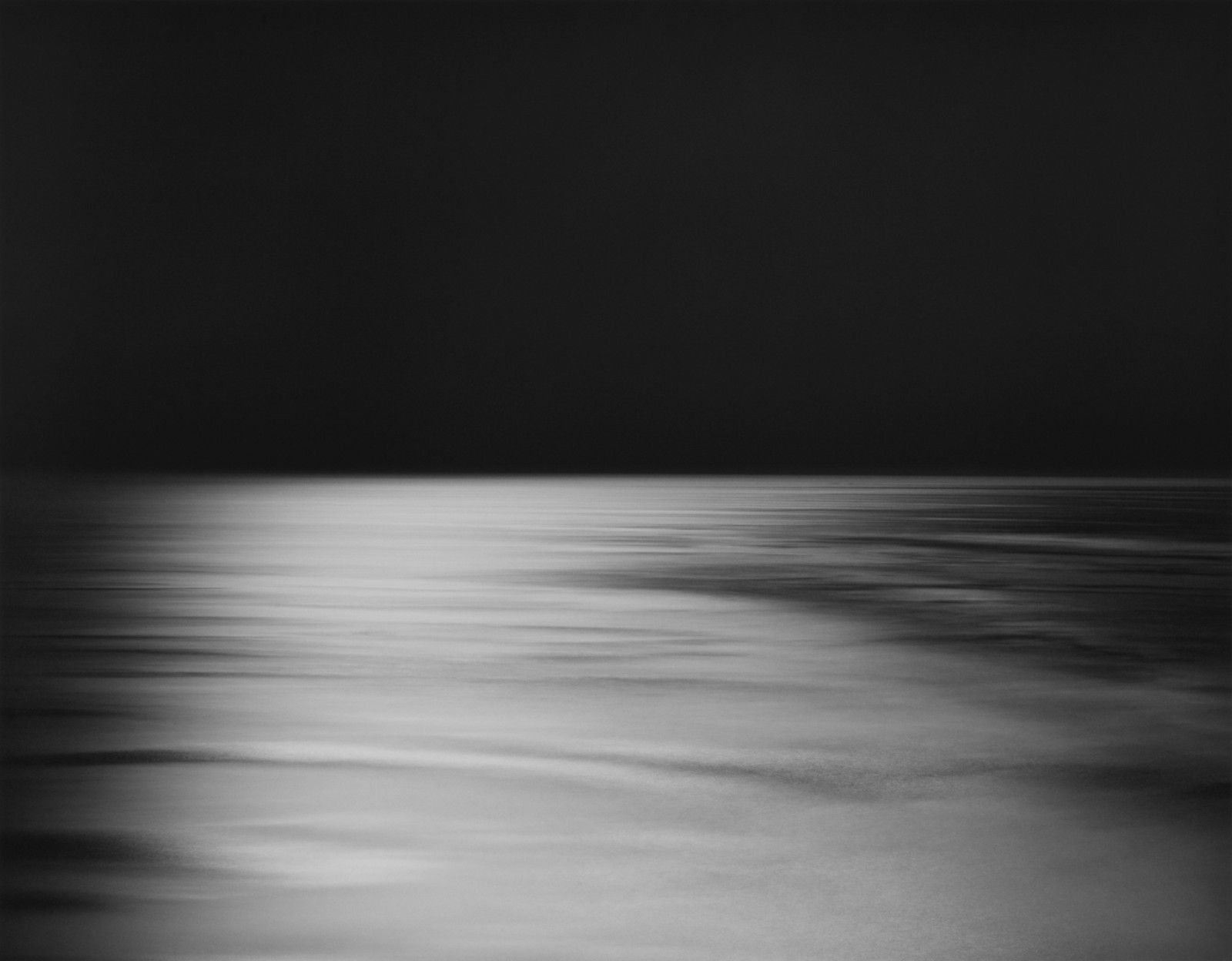 Hiroshi Sugimoto’s fascinating & tranquil Seascapes
