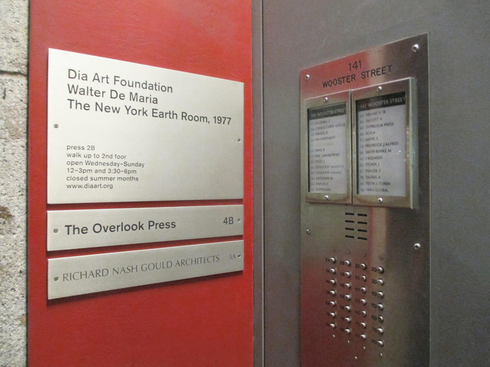 Walter de Maria’s New York Earth Room – What makes it a crowd pleaser?