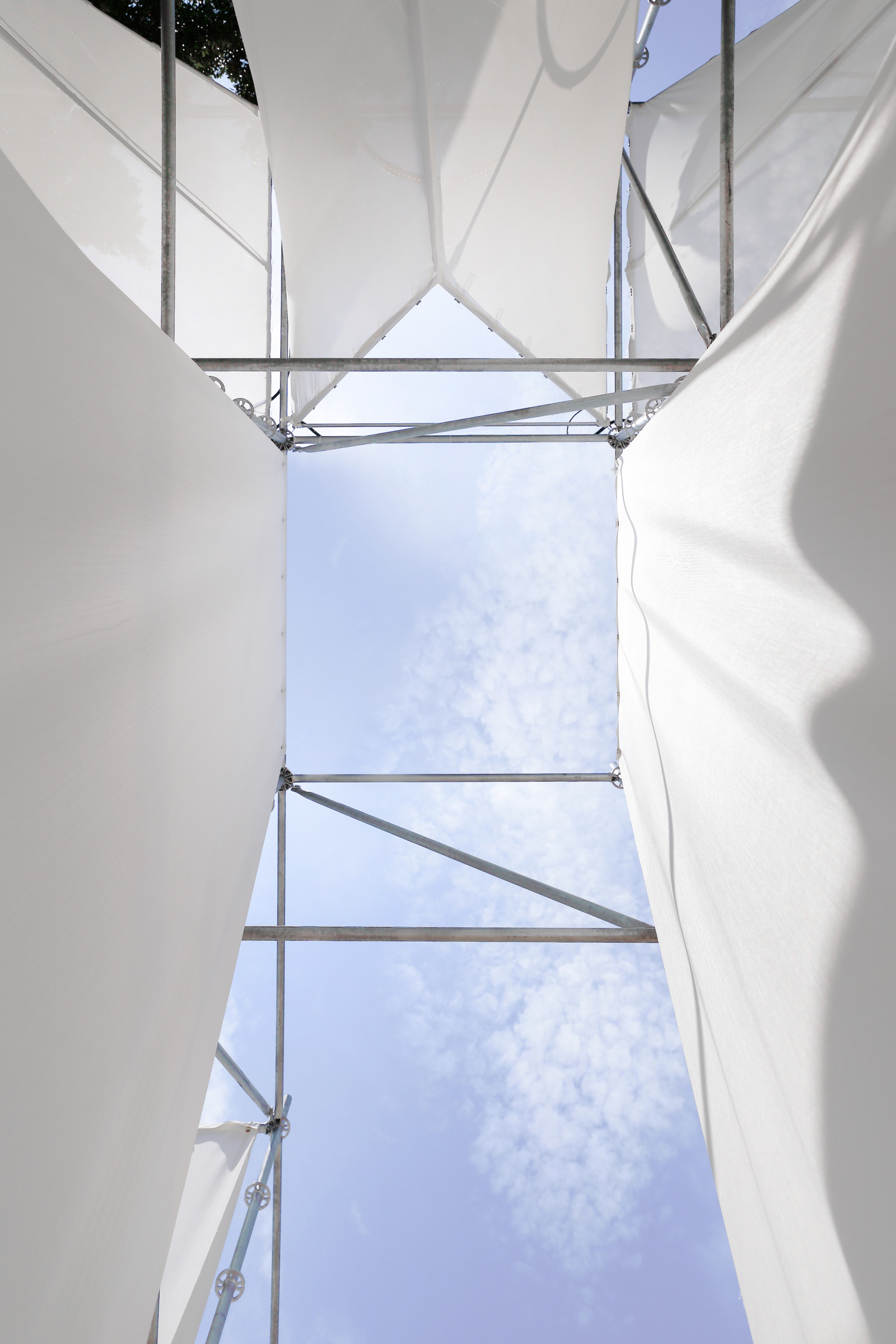 A giant fog installation – By Serendipity Studio