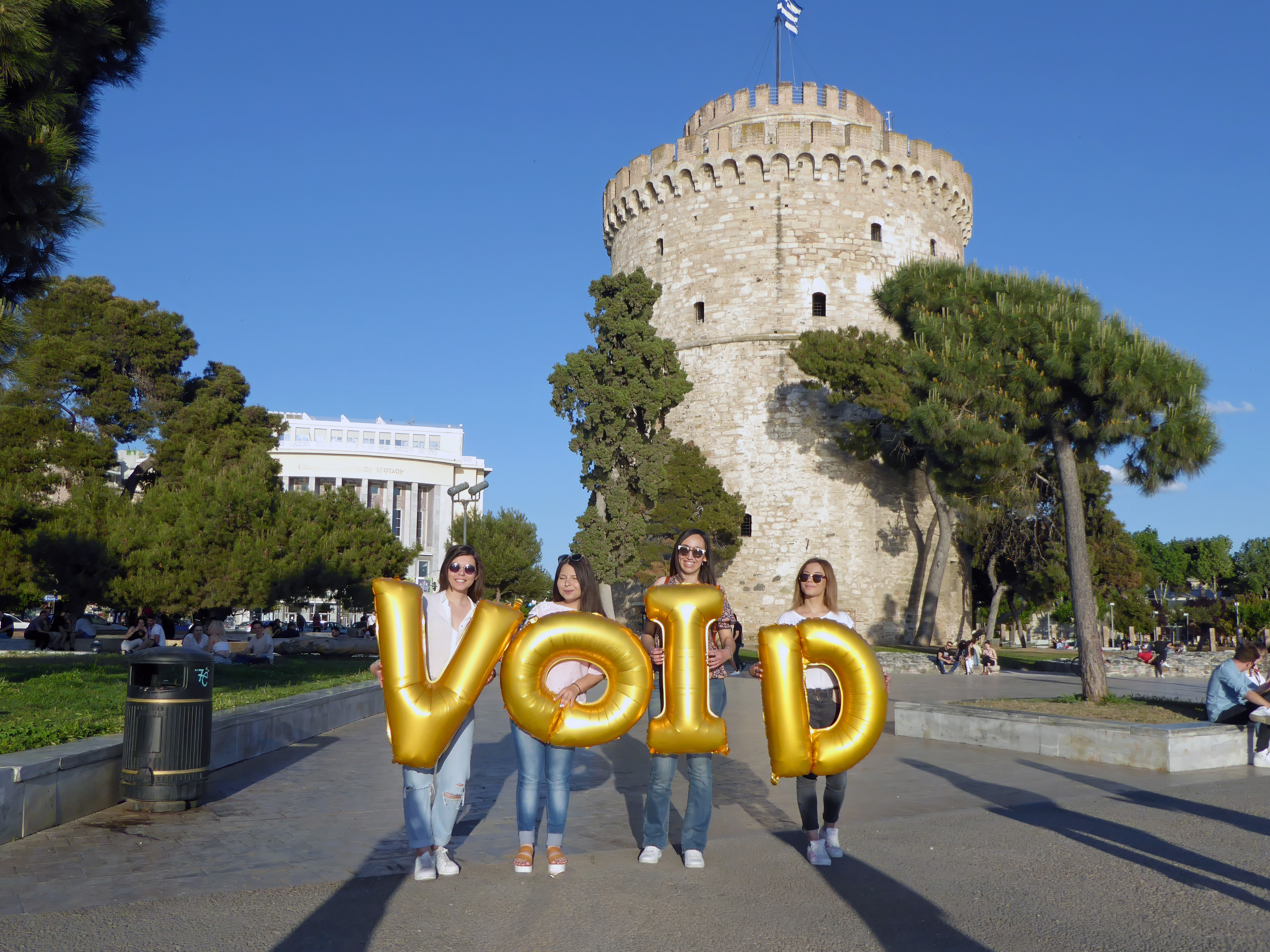 Gold letter balloons at White Tower (Λευκός Πύργος Θεσσαλονίκης ...
